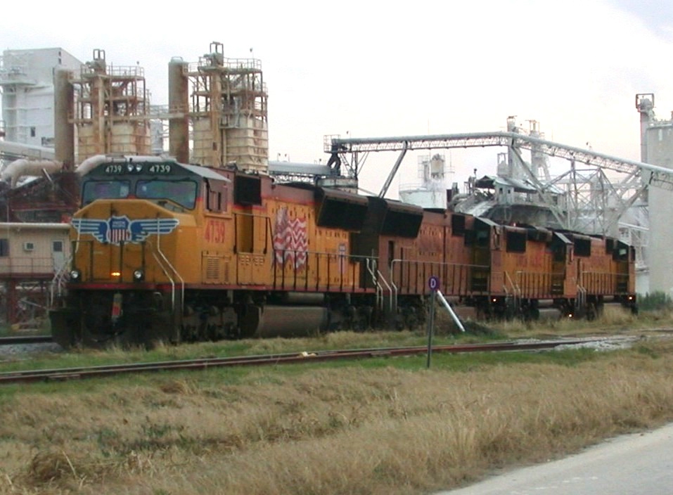 UP 4739 31Dec2009 Sitting out the holiday at Austin White Lime Company